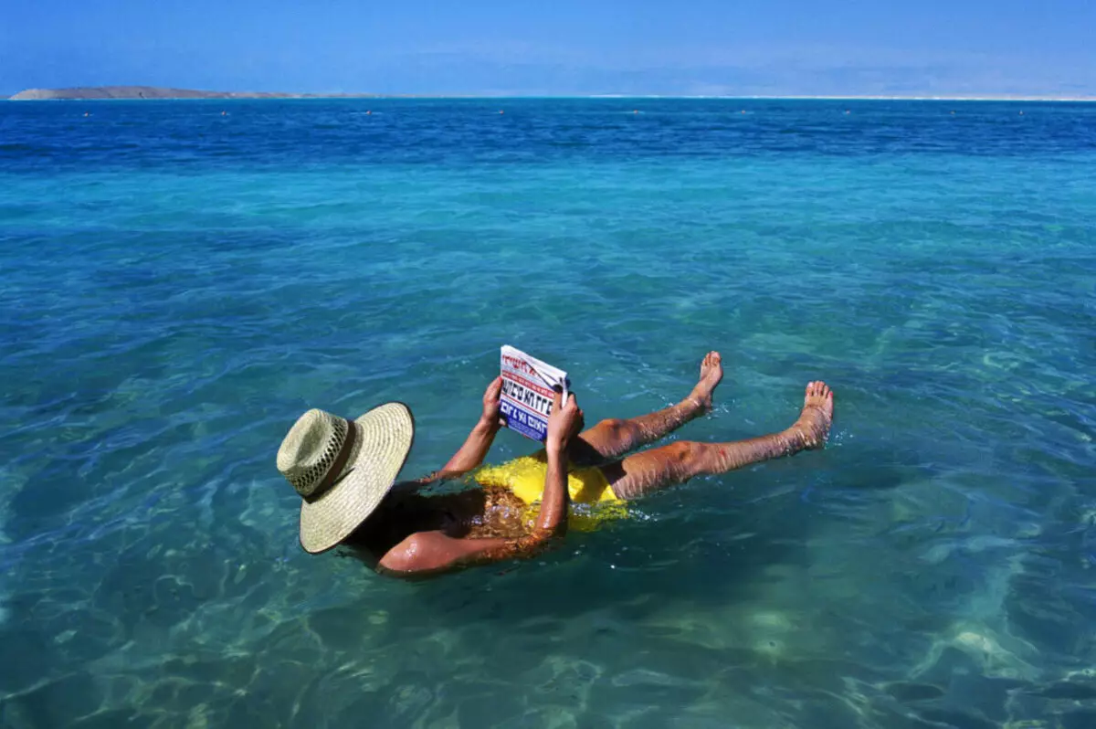 No Mar Morto, é extremamente recomendado nadar no estômago