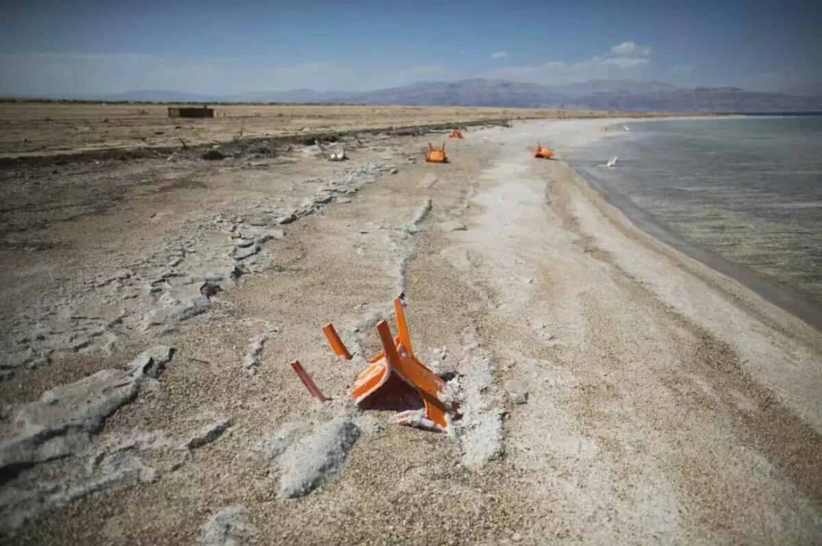 Na costa do Mar Morto, é melhor ir a chinelos de borracha para evitar lesões em cristais de sal