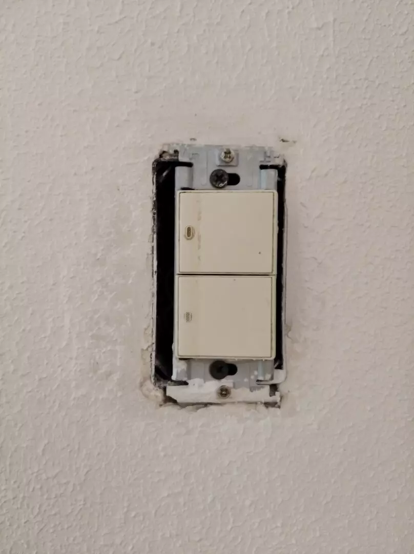 No canto do interruptor, hai simplemente chaves na parede, parece feo!