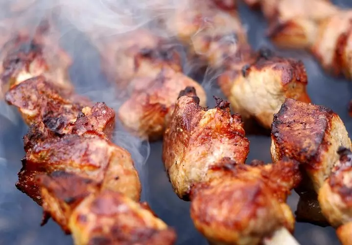Barbecue kevnare got ku meriv çawa juicy kebab amade dike: bê xwê, mayonnaise û şerabê