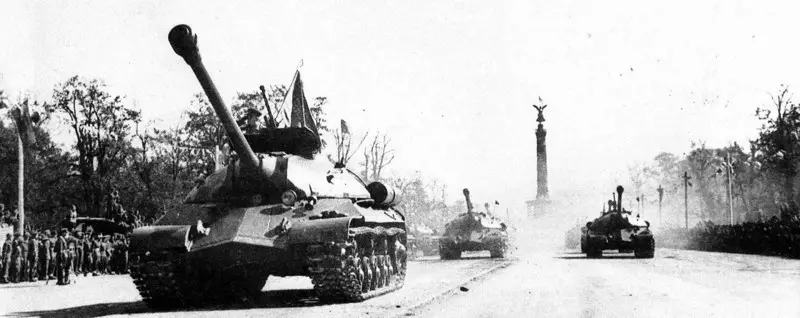 12 bilder av Victory Parade i Berlin 1945