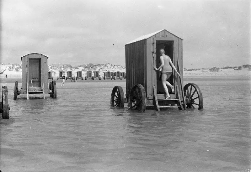 Hoe om te swem in die see, waarneem die reëls van die ordentlikheid van die 19de eeu (treffende foto's)