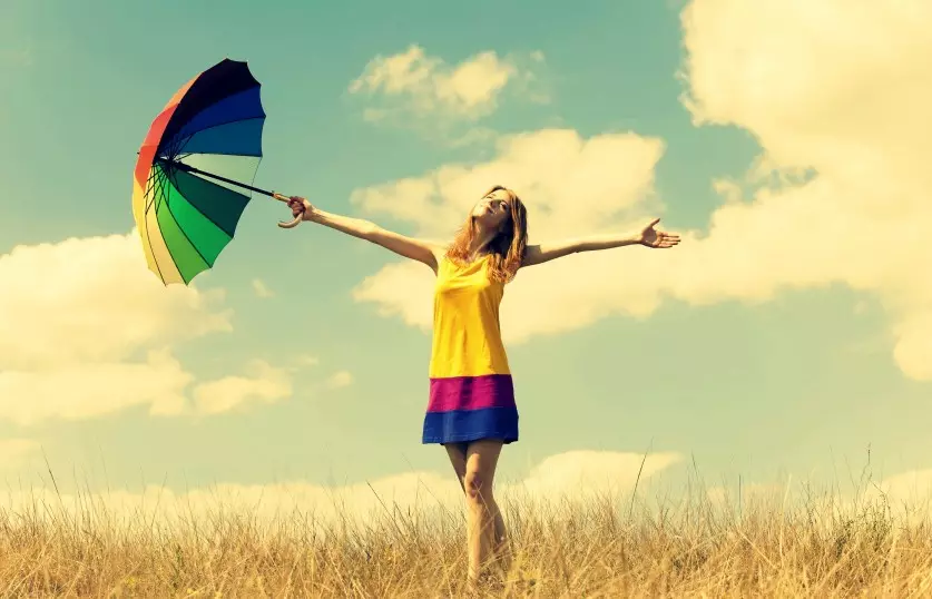 Mood-Girl-Dress-Color-Händchen-Sommer-Sommer-Regenschirm-Regenschirm-Glück-Freiheit-Freiheit-Offenheit-Wärme-Pflanzen-Natur-Field-Sun-Sky-Wolken-Hintergrund-Freiheit
