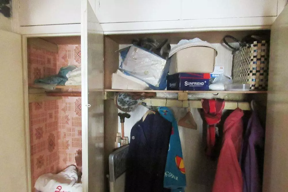 O apartamento tinha dois guarda-roupa embutido com roupas e lixo antigas - as chamadas armazéns