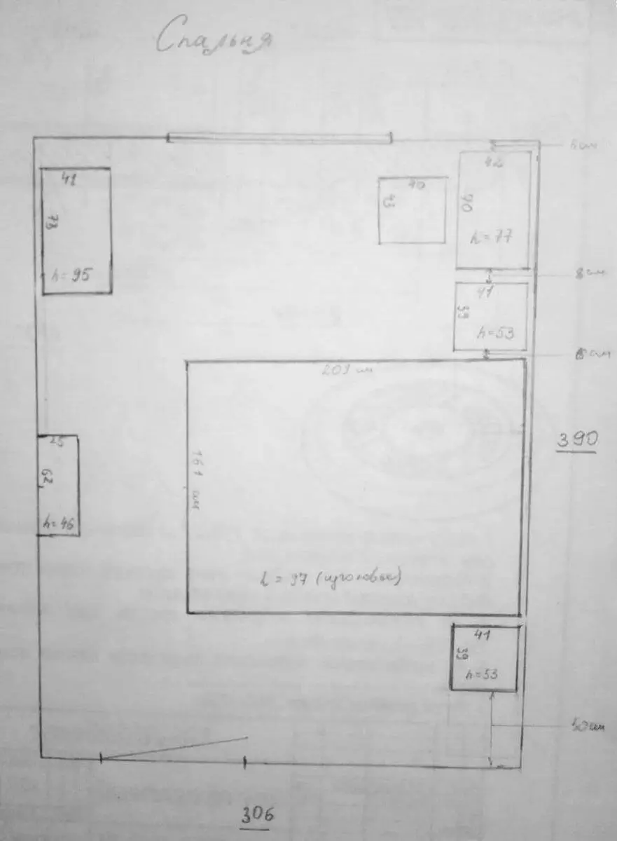 Para organizar corretamente os soquetes, o cônjuge desenha um diagrama de quarto com uma possível colocação de móveis