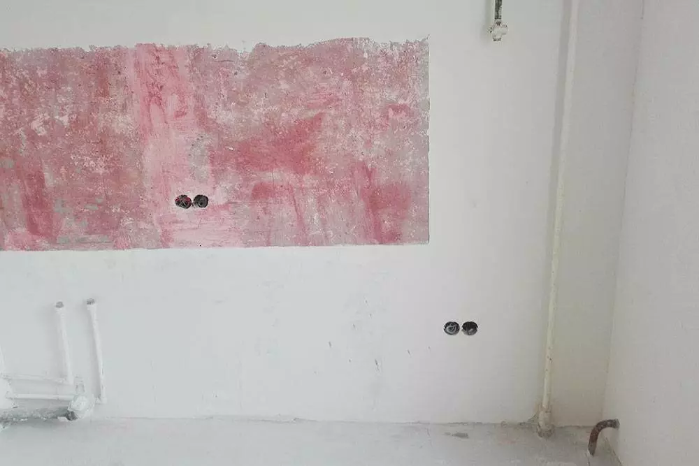 E assim - depois. Agora as paredes podem ser cobertas com papel de parede ou pintadas, e na parte vermelha com contato concreto - colocando a telha