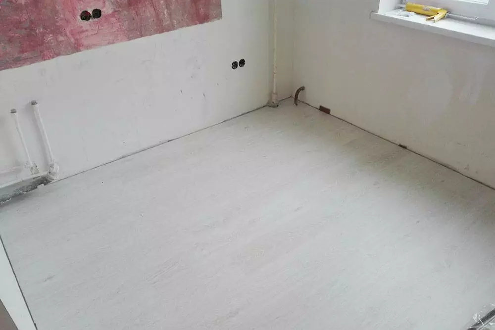 Então o chão parecia na cozinha antes dos últimos plintos instalados