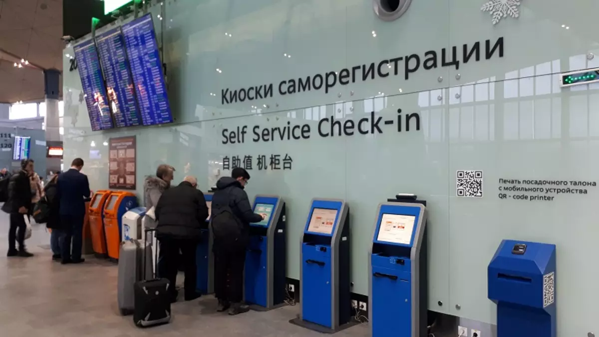 Rekken van zelfregistratie bij Pulkovo Airport. Photo PulkovoAirport.ru.