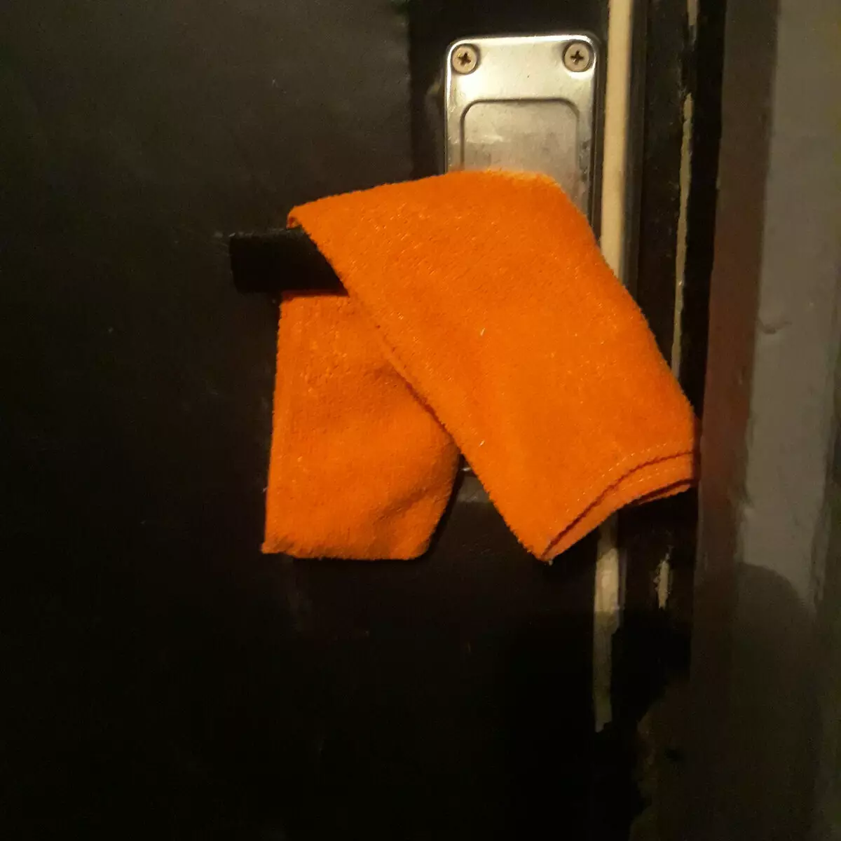 A namorada pendura na porta lida com toalhas molhadas. Eu aprendi porque e enforcou as mesmas casas em todas as portas