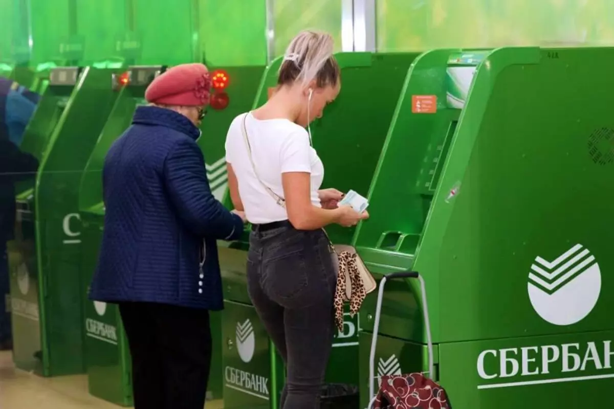 6 glavnih napak, ki jih lahko sprejmejo v bližini bankomata. Svetujem vam, da se seznanite, ker če je opozorjeno - to pomeni oboroženo