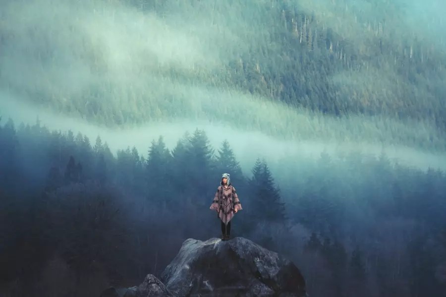 Pequeñas personas en el fondo de la grandeza de la naturaleza.