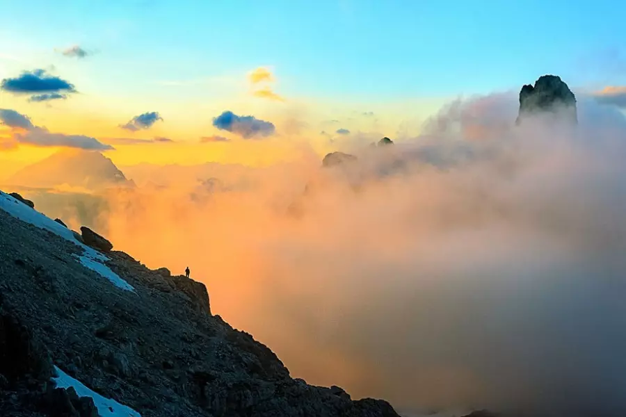 Winzige Leute auf dem Hintergrund der Größe der Natur 7690_22