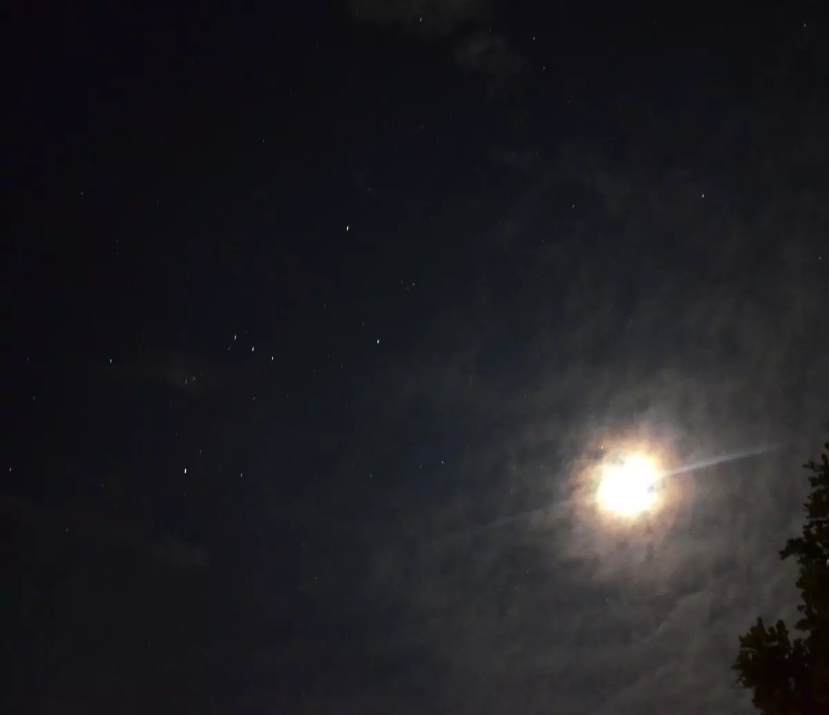 Mesiac a konštelácia Orionu. Shot z terasy bungalovu na ostrove mak. Foto autora.