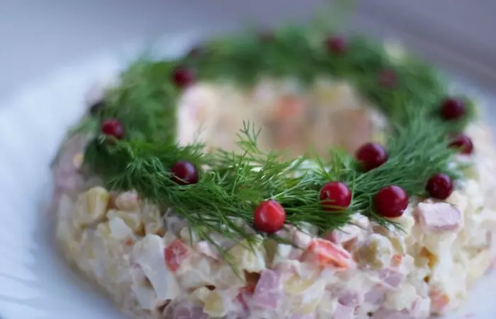 Olivier Sovietika misy Mayonnaise araka ny Gost: Salady sy Mayonnaise Recipe