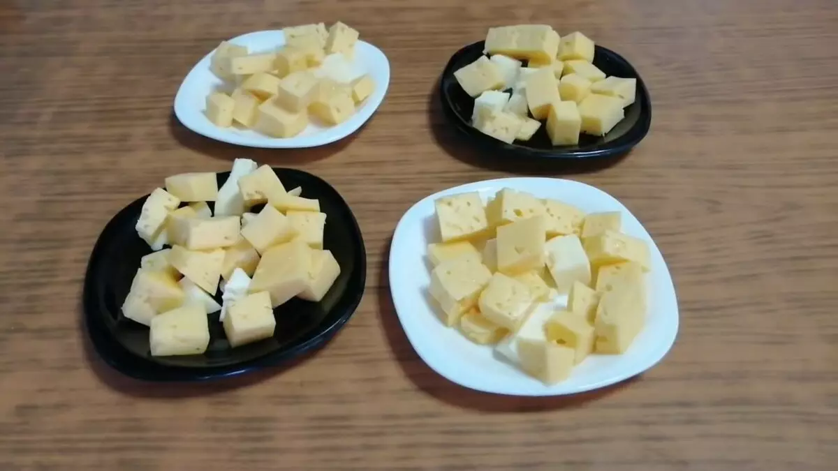 همانطور که در عرض چند دقیقه، اسنک فوق العاده خوشمزه، اسنک نور را از پنیر در یک میز جشن (در 2-3 روز)