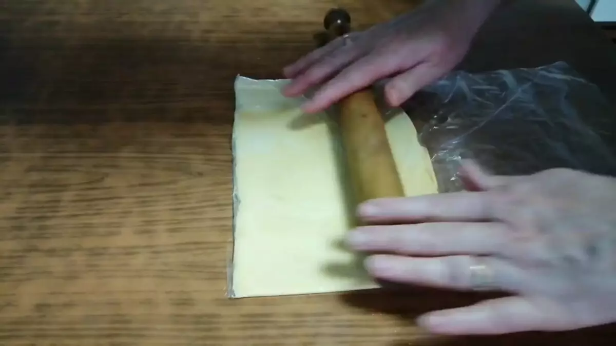 Zoals in een kwestie van minuten, maak ongelooflijk smakelijk, lichte snack Bare Rolls van kaas op een feestelijke tafel (in 2-3 dagen)