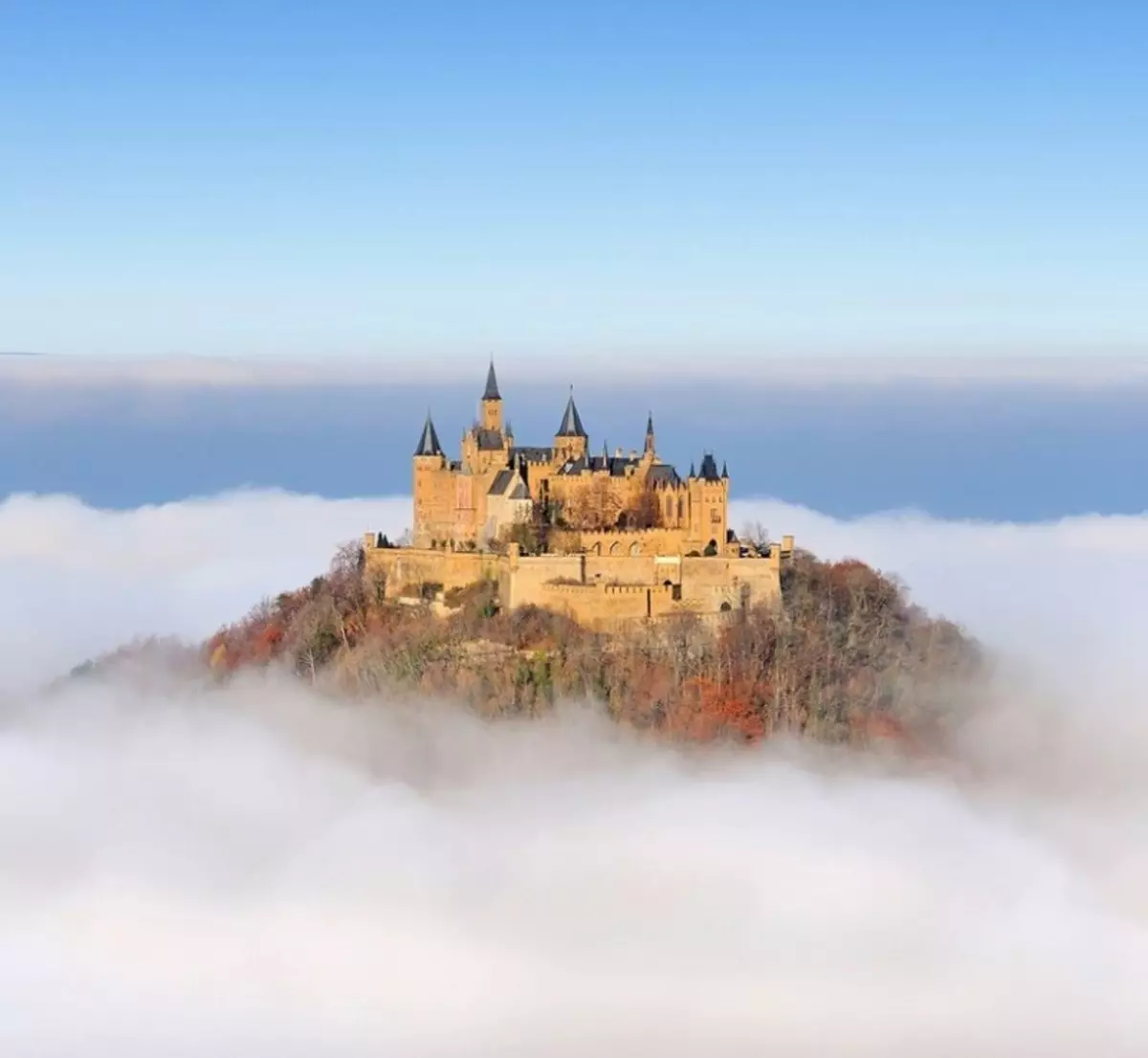 O castelo de Hohenzollerne en Alemania está a unha altitude de 855 m