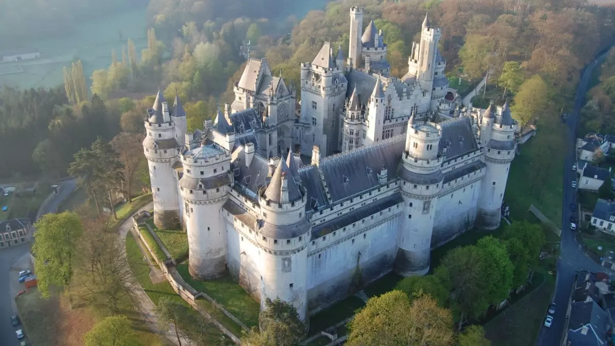 Canto tempo foi obrigado na Idade Media para construír un castelo?