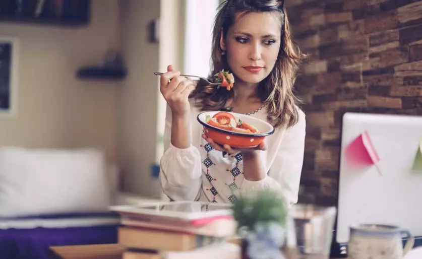 7 motive pentru care doriți să mâncați tot timpul și cum să o rezolvați 8347_1