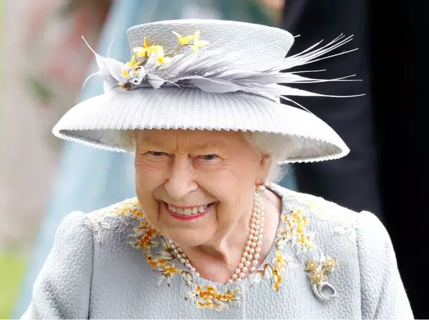 Неочекуваната причина зошто кралицата секогаш се појавува во шапка 8365_1