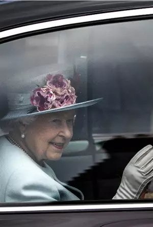 Den uventede årsag til, at dronningen altid vises i en hat 8365_2