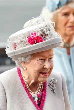 La razón inesperada por la que la reina siempre aparece en un sombrero. 8365_3