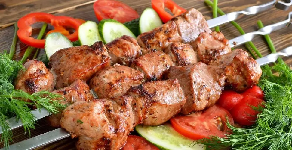 ວິທີການປຸງແຕ່ງ kebabs delicious ໂດຍບໍ່ມີການອອກຈາກເຮືອນ (3 ຕົວເລືອກ) 8490_1