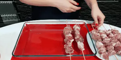 Hoe om lekker kebabs te kook sonder om huis toe te gaan (3 opsies) 8490_3
