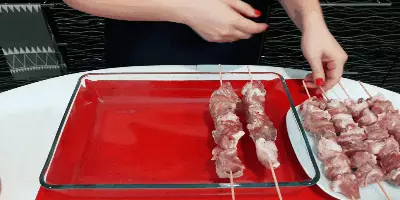 Paano magluto ng masarap na kebab nang hindi umaalis sa bahay (3 mga pagpipilian) 8490_3