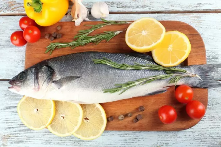 新鮮な魚と缶詰の食べ物。何が良いの？