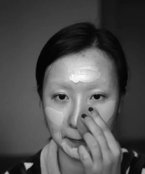 Miracles de maquillatge: com la dona xinesa es converteix en Johnny Depp, Cristiano Ronaldo, etc. 8784_3