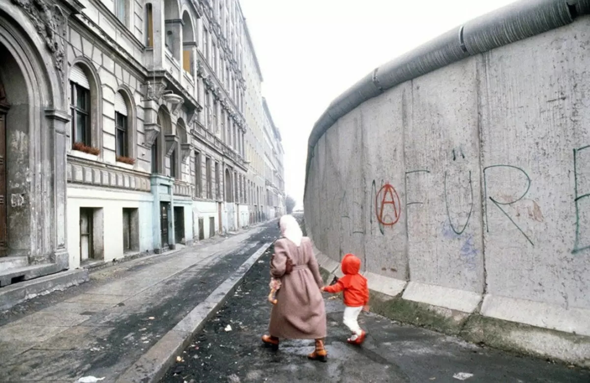 Берлин қабырғасының сыртқы түрі мен құлауы туралы 15 тарихи фотосурет 9236_10