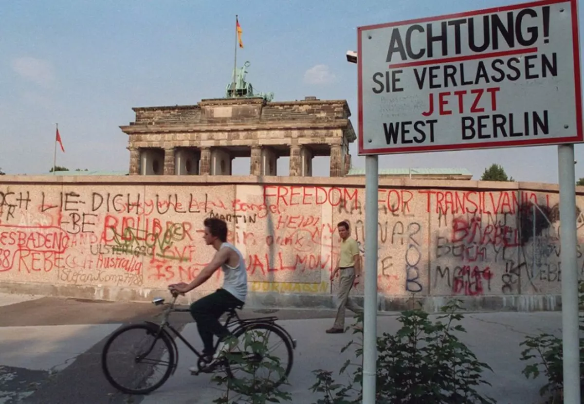 15 történelmi fotók a berlini fal megjelenéséről és leeséséről 9236_12