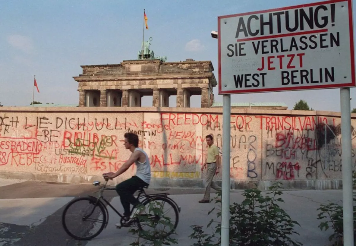 Berlin devori tashqi ko'rinishi va tushishi haqida 15 ta tarixiy fotosuratlar 9236_12