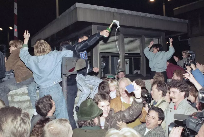 15 történelmi fotók a berlini fal megjelenéséről és leeséséről 9236_15