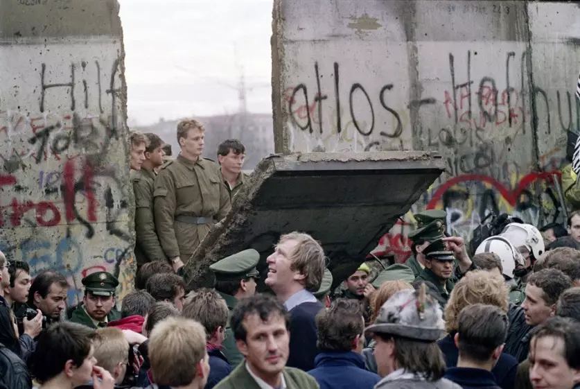15 történelmi fotók a berlini fal megjelenéséről és leeséséről 9236_16