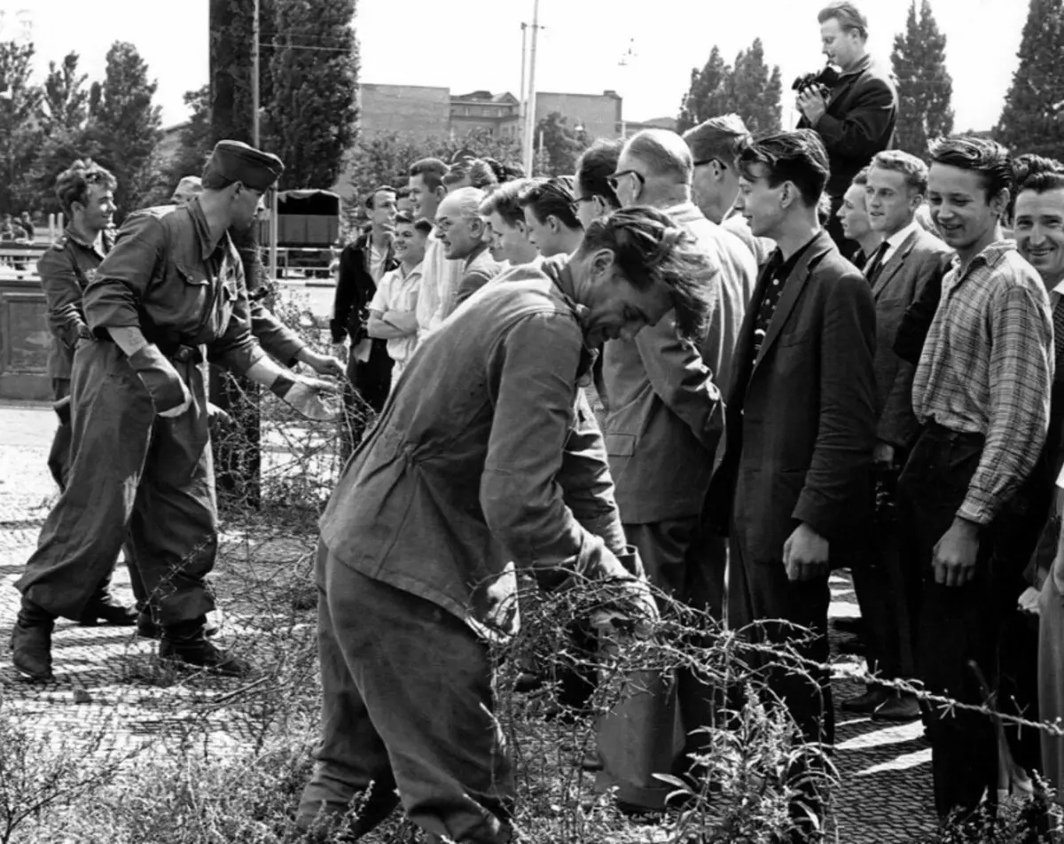 15 történelmi fotók a berlini fal megjelenéséről és leeséséről 9236_2