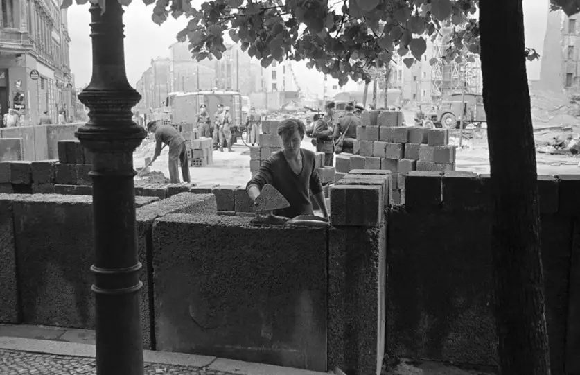 Берлин қабырғасының сыртқы түрі мен құлауы туралы 15 тарихи фотосурет 9236_3