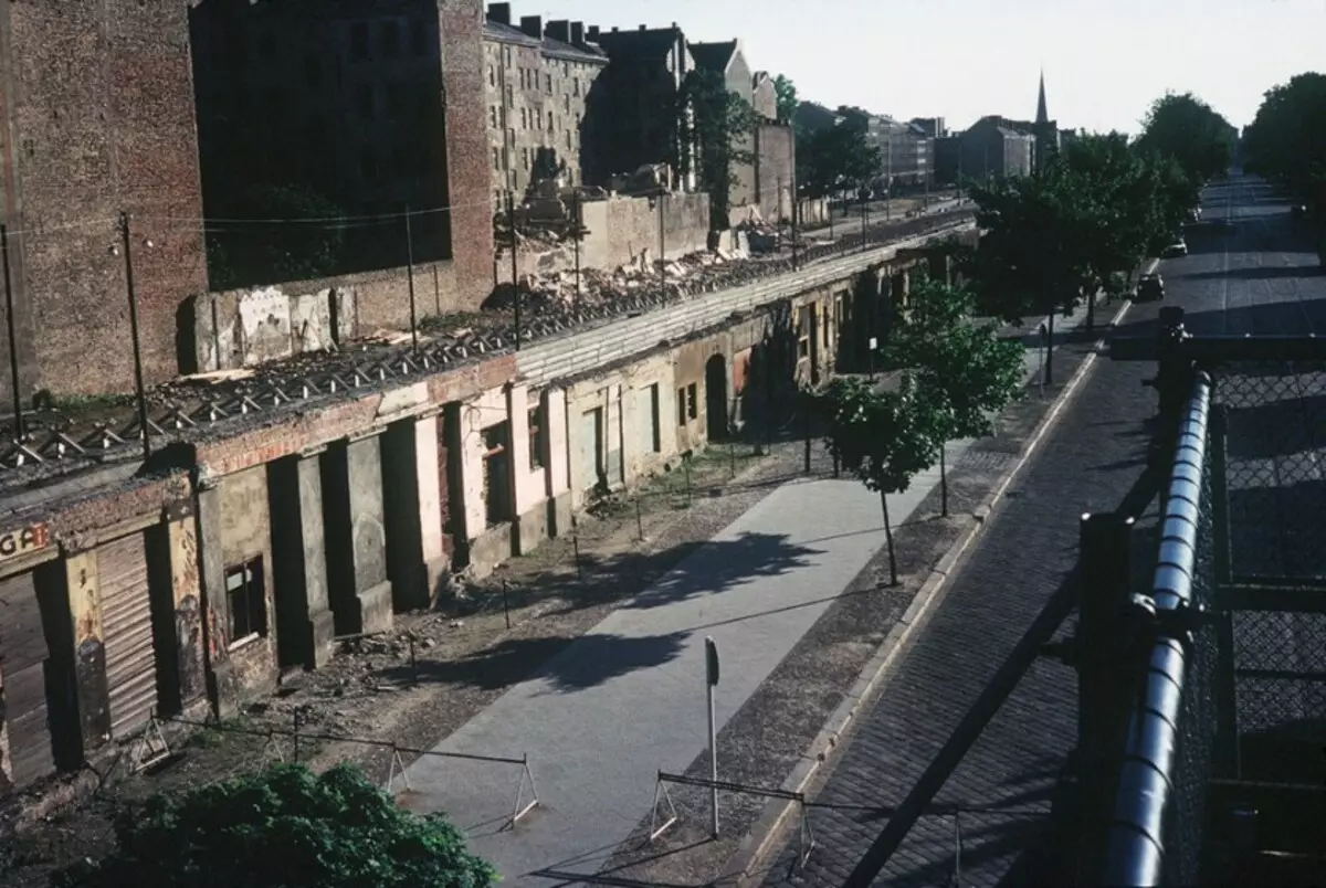 Berlin Duvarı'nın görünümü ve düşmesi hakkında 15 tarihi fotoğraflar 9236_7
