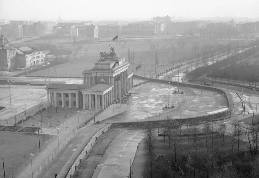 15 történelmi fotók a berlini fal megjelenéséről és leeséséről 9236_8