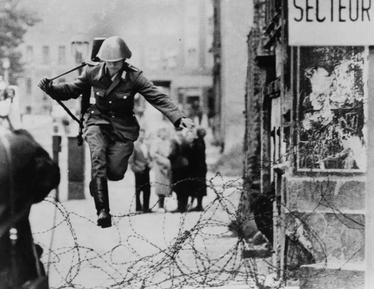 Berlin Duvarı'nın görünümü ve düşmesi hakkında 15 tarihi fotoğraflar 9236_9