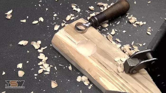 एक लकड़ी की कुंजी कटर का उत्पादन