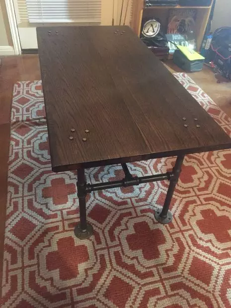 Tafel yn retro-styl mei in basis fan pipen