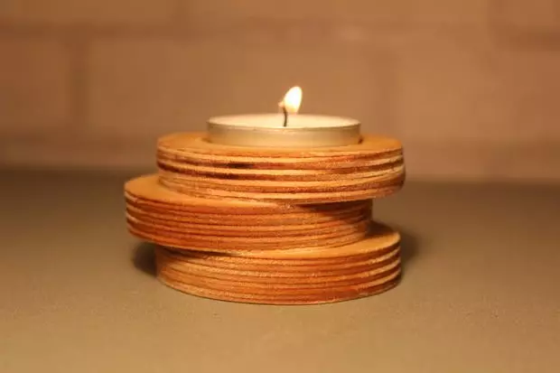 Hölzerner Kerzenständer mit ihren eigenen Händen 1339_1