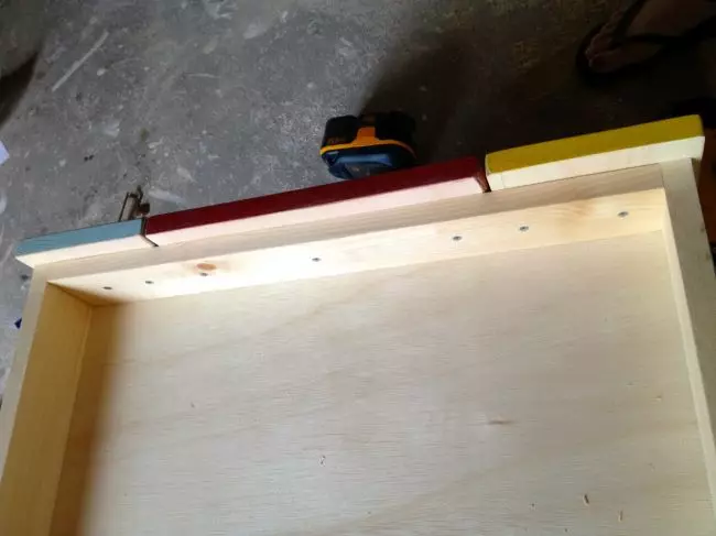 Holztisch mit Farbschubladen 1691_11