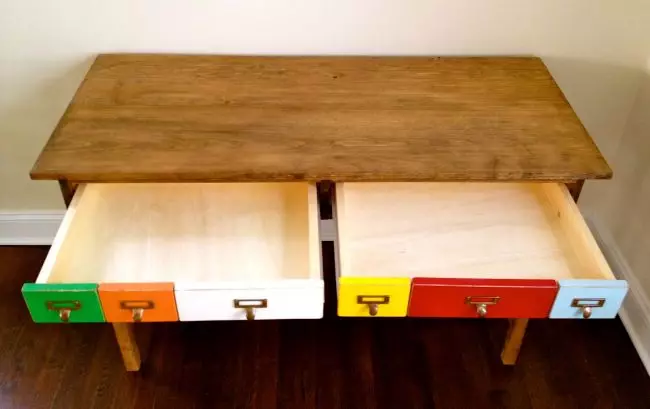 Дерев'яний стіл з кольоровими ящиками 1691_2