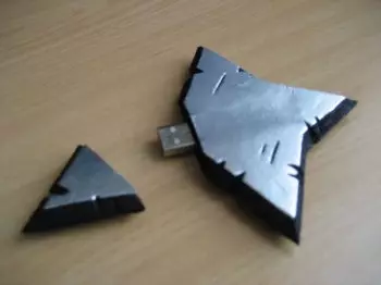 Suriikane ပုံစံဖြင့် USB flash drive တစ်ခုပြုလုပ်သည် 2467_1