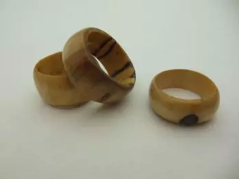 Houten ring met je eigen handen