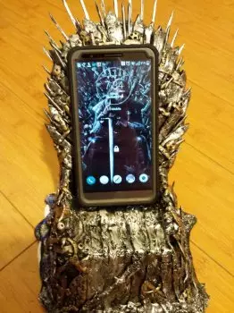 Soporte hecho en casa por teléfono en forma de un trono de hierro del juego del trono 2878_9