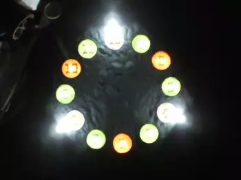 Wie kann man mit LED-Hintergrundbeleuchtung eine Uhr von Pappe mit einem Karton machen? 3058_14